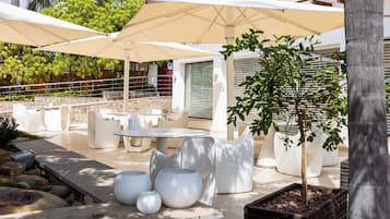 2 restaurantes, cozinha local e internacional