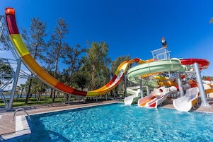 Piscina interior, 3 piscinas exteriores, guarda-sóis, espreguiçadeiras