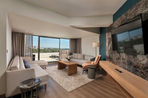 Suite Presidencial | Minibar, cofre com capacidade para portátil, secretária
