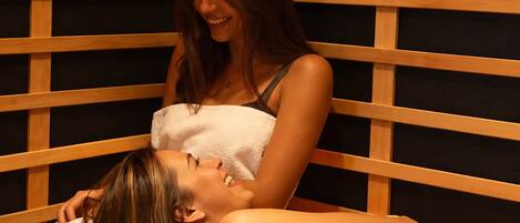 Uma sauna com ripas e bancos de madeira.
