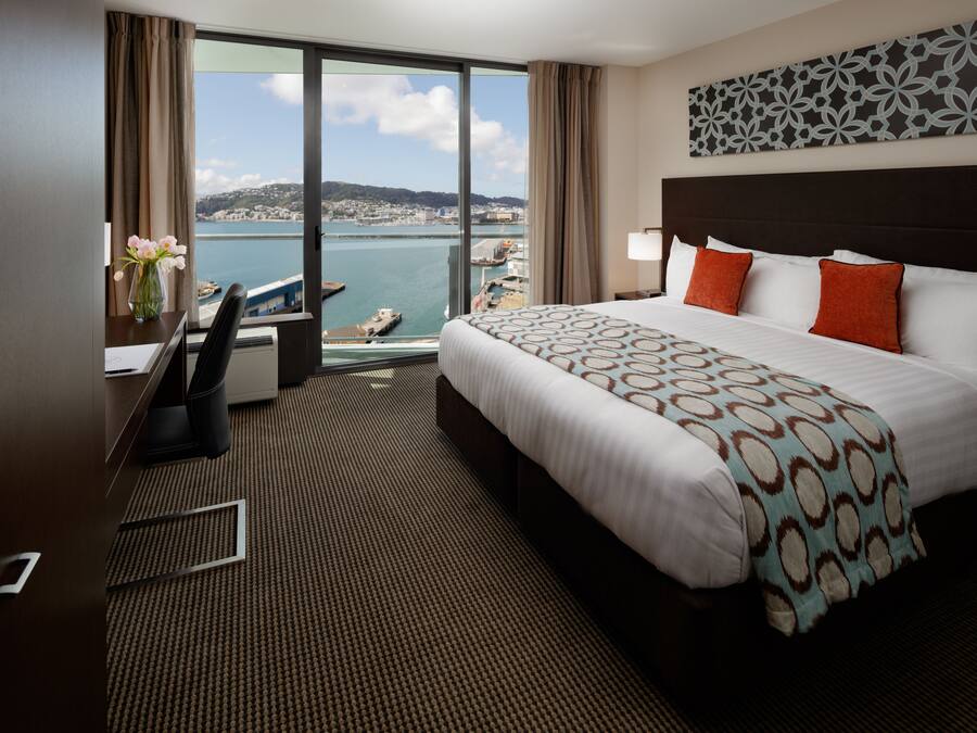 Quarto Deluxe, 1 cama king-size, vista para o porto | Minibar, cofre com capacidade para portátil, secretária