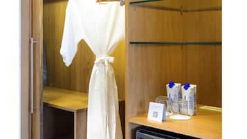 Quarto luxo, 2 camas de solteiro, sacada (Seafront, Central, free Wifi) | 1 quarto, roupas de cama de algodão egípcio, roupas de cama premium