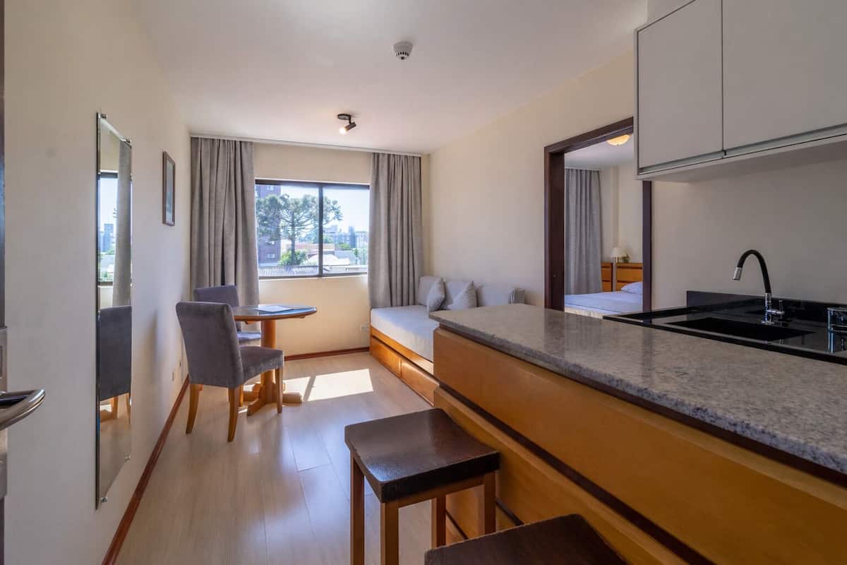 Apartamento Luxo Duplo Casal | 1 quarto, frigobar, cofres nos quartos, escrivaninha
