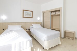 Frigobar, cofres nos quartos, escrivaninha