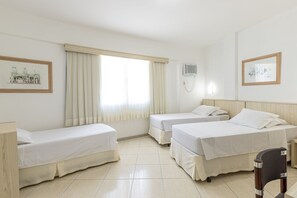 Quarto quádruplo standard | Frigobar, cofres nos quartos, escrivaninha