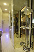Quarto Duplo Standard | Casa de banho | Artigos de higiene pessoal grátis, um secador de cabelo, chinelos 
