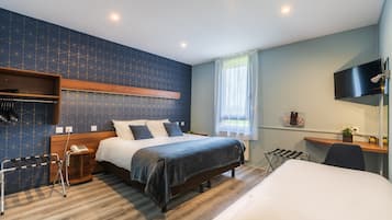 Quarto Triplo Superior, vista para o jardim | Secretária, cortinas/cortinados opacos, ferro/tábua de engomar