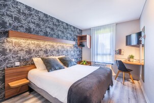 Quarto casal superior, vista para o jardim | Escrivaninha, cortinas blackout, ferros/tábuas de passar roupa