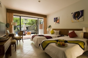 Deluxe Room with Pool Side | Minibar, cofre com capacidade para portátil, secretária 