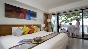 Quarto Deluxe, vista para o mar | Minibar, cofre com capacidade para portátil, secretária