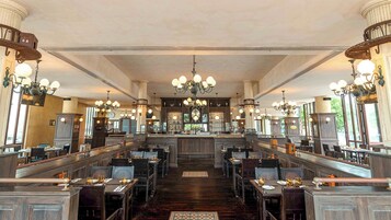 5 restaurantes: servem pequenos-almoços, almoços e jantares