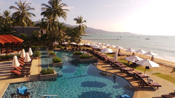 2 piscinas externas, guarda-sóis, espreguiçadeiras