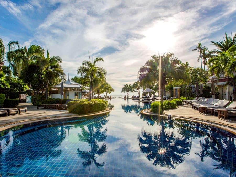 Piscina exterior, guarda-sóis, espreguiçadeiras