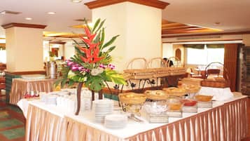 Pequeno-almoço tipo buffet diário (250 THB por pessoa)