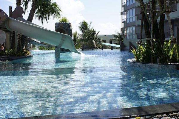 2 piscinas externas, guarda-sóis, espreguiçadeiras