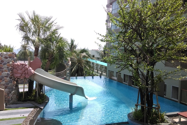 2 piscinas exteriores, guarda-sóis, espreguiçadeiras