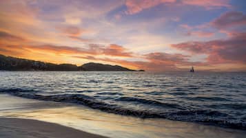 Na praia, praia de areia branca, toalhas de praia, massagens na praia