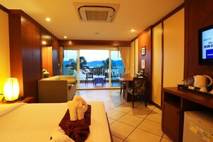 Quarto Duplo ou Twin Deluxe, vista para o mar | Minibar, cofre no quarto, secretária, cortinas/cortinados opacos 