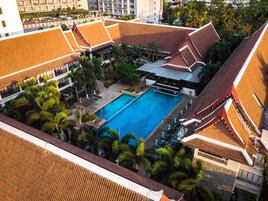 Piscina externa, funciona das 7h às 19h, guarda-sóis, espreguiçadeiras