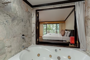 Quarto Familiar | Minibar, cofre no quarto, secretária, ferro/tábua de engomar