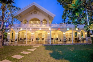 Pequenos-almoços, almoços, jantares servidos, cozinha asiática