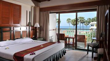 Frigobar, cofres nos quartos, escrivaninha, cortinas blackout