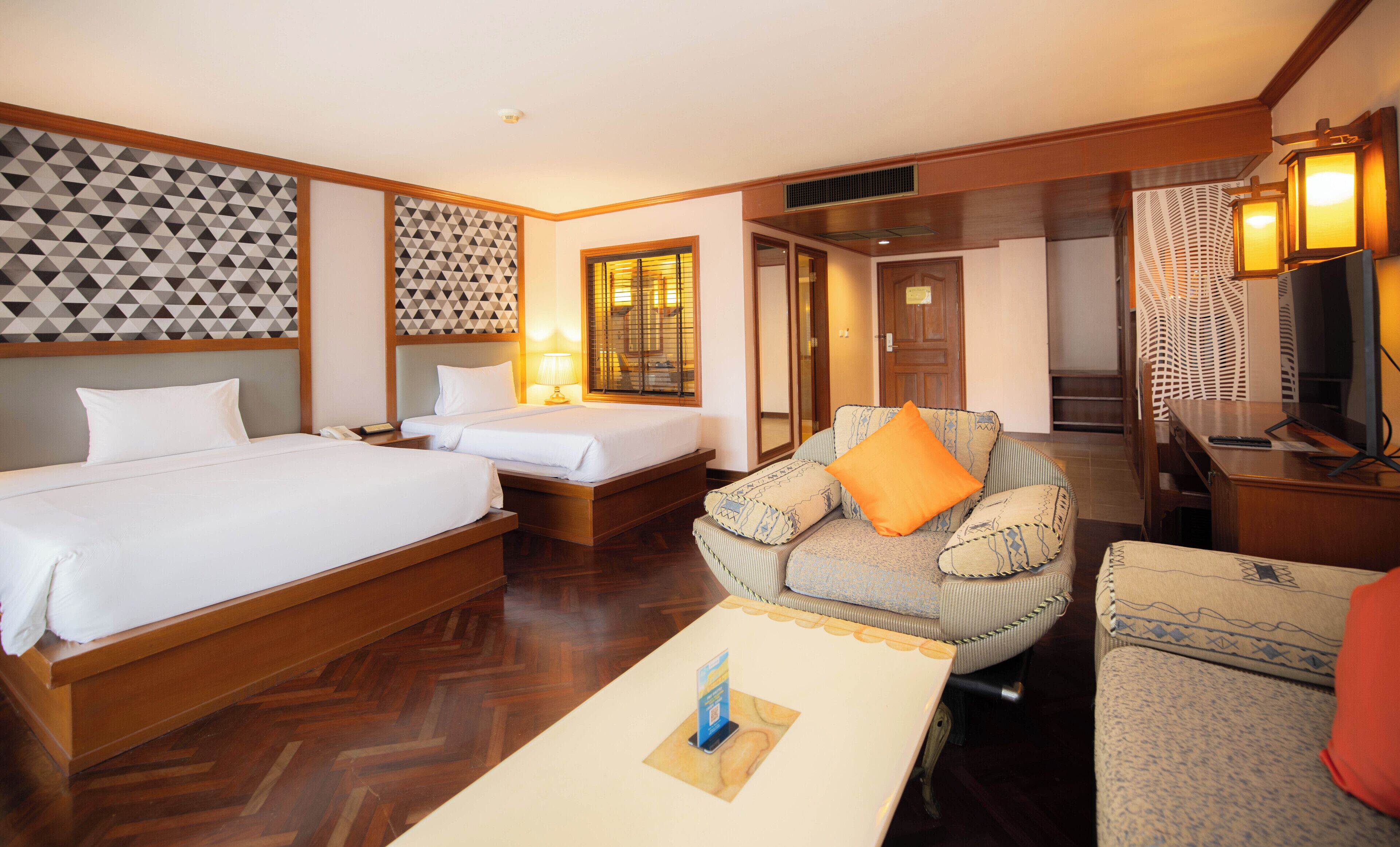 Executive Pool View Family room | Minibar, cofre no quarto, secretária, cortinas/cortinados opacos 