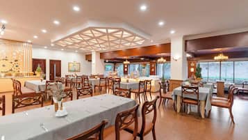 Pequenos-almoços, almoços e jantares servidos