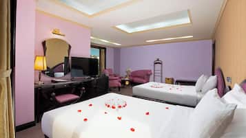 Quarto Twin Deluxe, Vista para a cidade | Roupa de alta qualidade, minibar, cofre no quarto, Wi-fi grátis