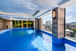 Piscina interna, funciona das 6h às 19h, guarda-sóis, espreguiçadeiras