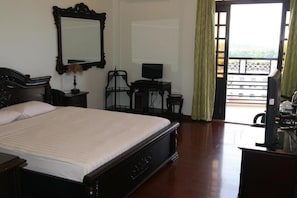 Quarto Standard | Roupa de alta qualidade, edredões de penas, camas de colchão pillowtop 