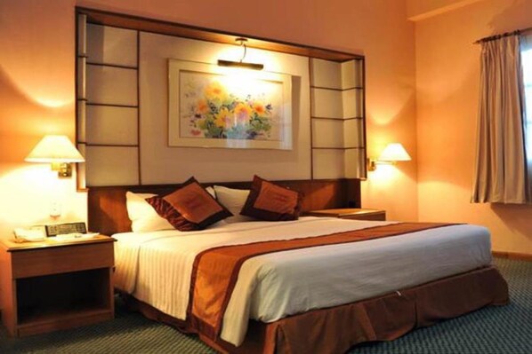 Quarto Deluxe | Minibar, cofre no quarto, secretária, cortinas/cortinados opacos