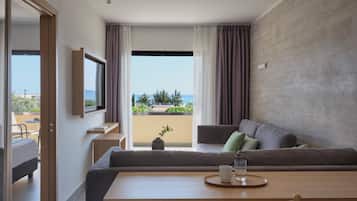 One Bedroom Superior Family Room Sea View | Área de estar | TV