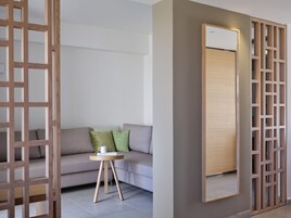 Two Bedroom Suite Pool View | Área de estar | TV