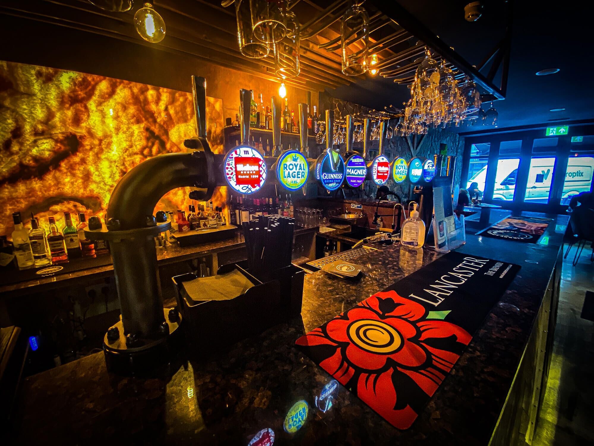 2 bares/lounges, saguão/lounge