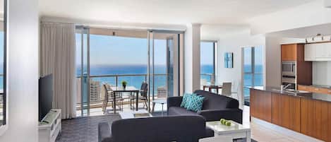 Quarto, 3 quartos, 2 casas de banho, vista para o oceano | Sala de estar | Televisor