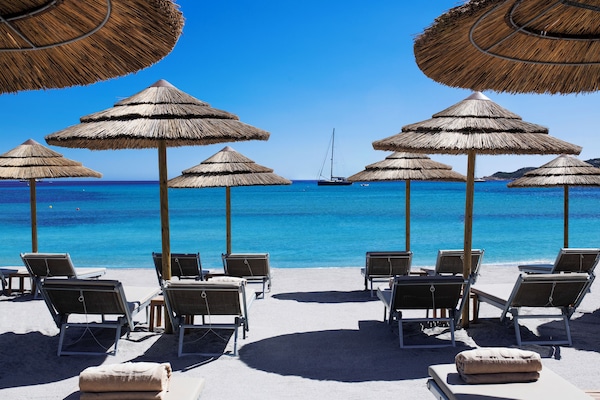 Uma praia privada nas proximidades, praia de areia branca