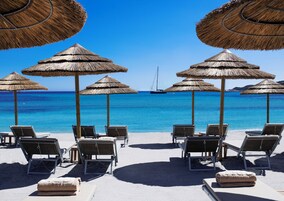 Uma praia privada nas proximidades, praia de areia branca