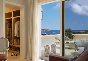 Premium Deluxe Room, Terrace, Sea View | Roupa hipoalergénica, minibar, cofre no quarto, secretária