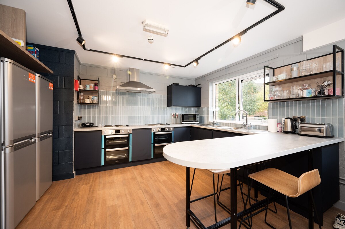 Queens University Belfast - Elms Village - Hostel Reviews, Deals ...