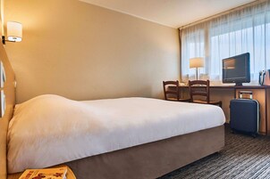 Quarto Standard, 1 cama de casal | Roupa de alta qualidade, secretária, cortinas/cortinados opacos 