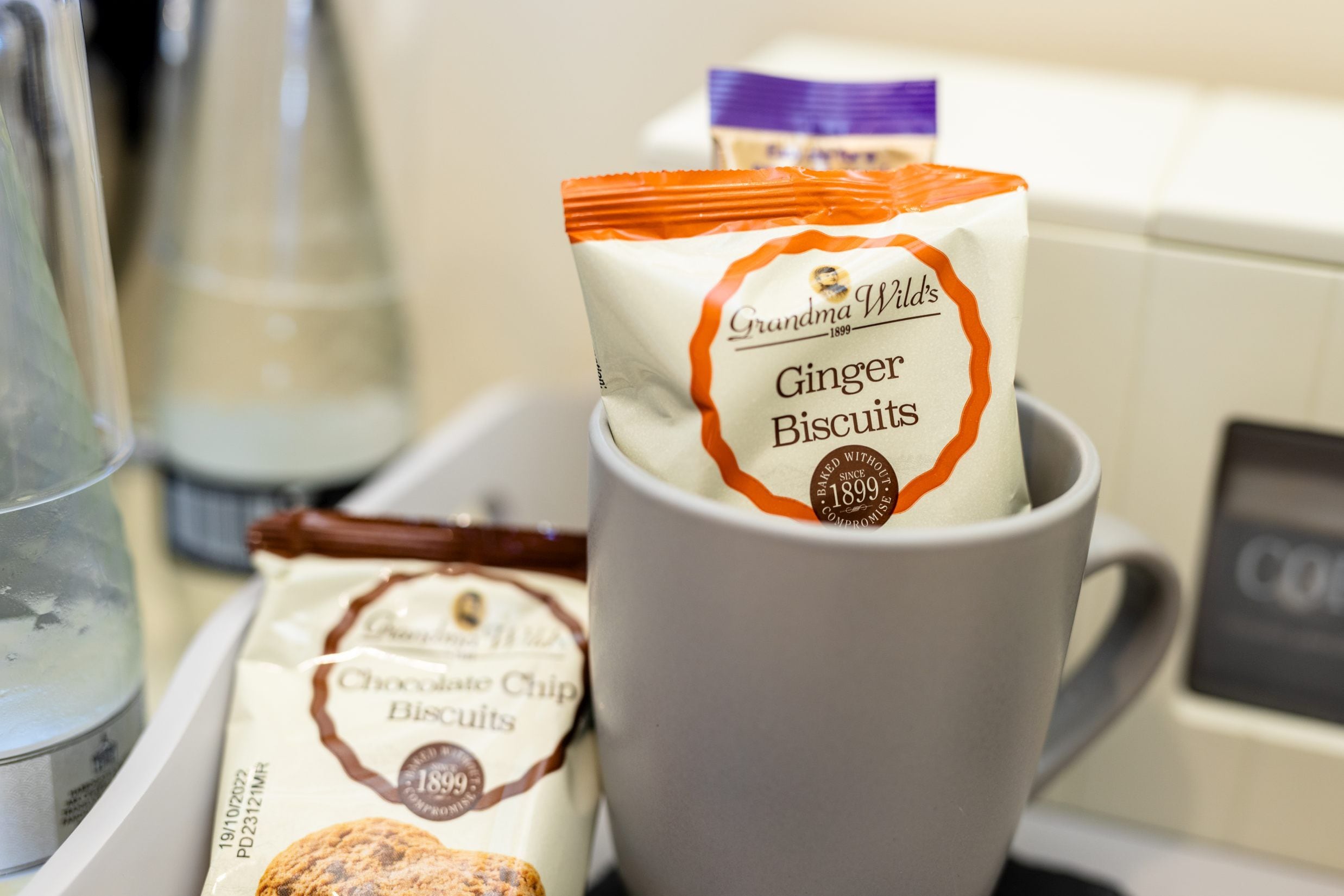 Uma caneca com um pacote de biscoitos de gengibre da Vovó Wild.
