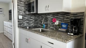 Suite Deluxe | Cozinha privada | Um micro-ondas, uma placa de cozinha, uma cafeteira/bule