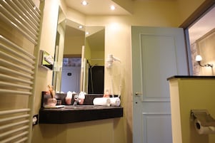 Quarto Duplo Nobre | Casa de banho | Produtos de higiene exclusivos, um secador de cabelo, chinelos