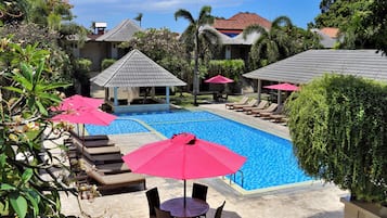 Piscina externa, guarda-sóis, espreguiçadeiras