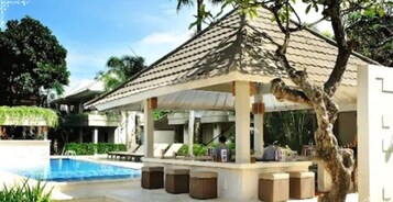 Bar à beira da piscina