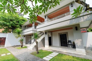 Quarto Superior | Secretária, cortinas/cortinados opacos, camas desdobráveis 