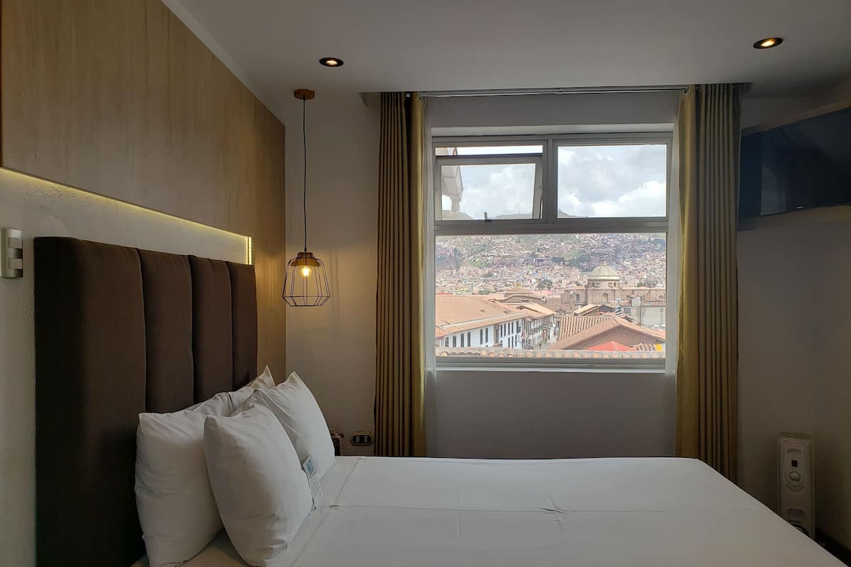 Quarto casal standard | Roupas de cama premium, cofres nos quartos, quartos à prova de som