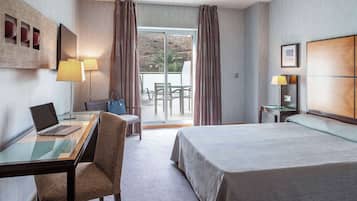 Quarto casal, terraço | 1 quarto, frigobar, cofres nos quartos, escrivaninha