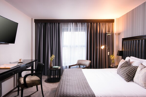 Roupas de cama premium, frigobar, cofres nos quartos